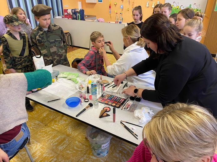 Sint-Lucia voert musical ‘Fantasia op stelten' op | Rijkevorsel | hln.be