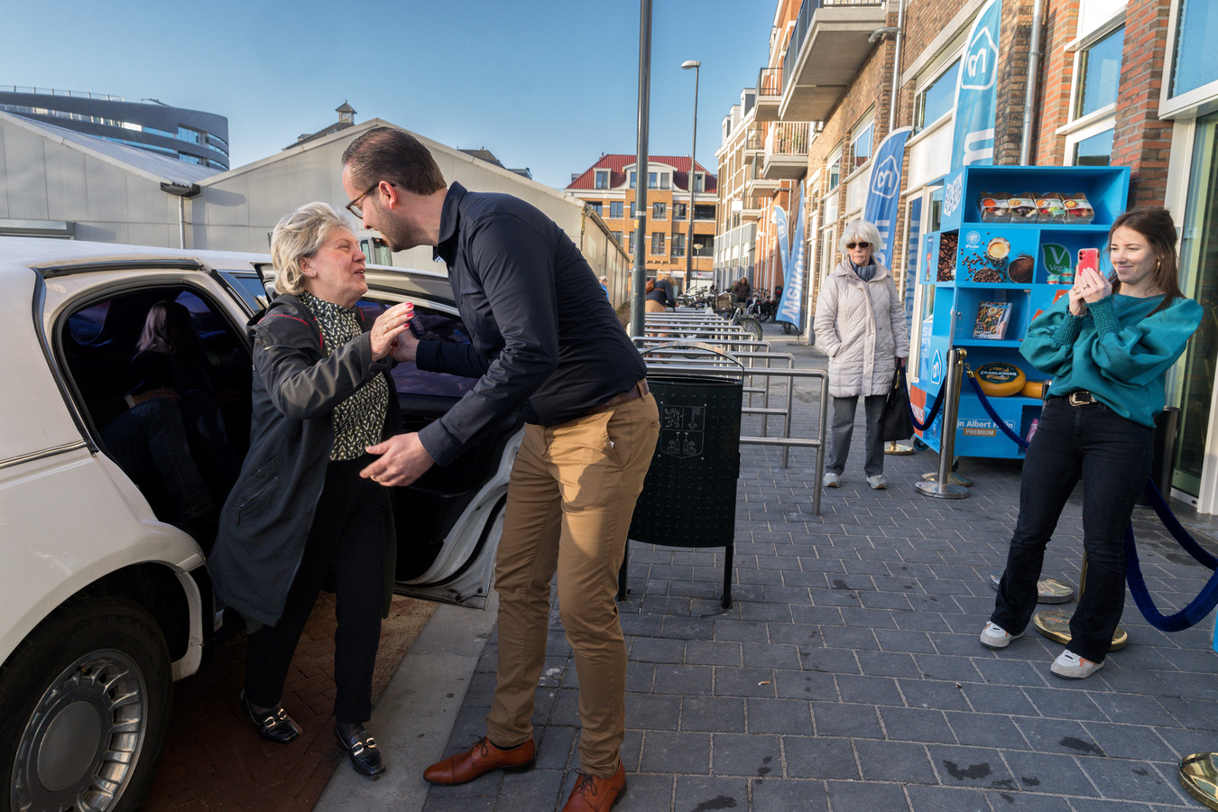 Wie anders dan ‘gouden’ Sjanny (66) mag de nieuwe AH in Vught openen ...