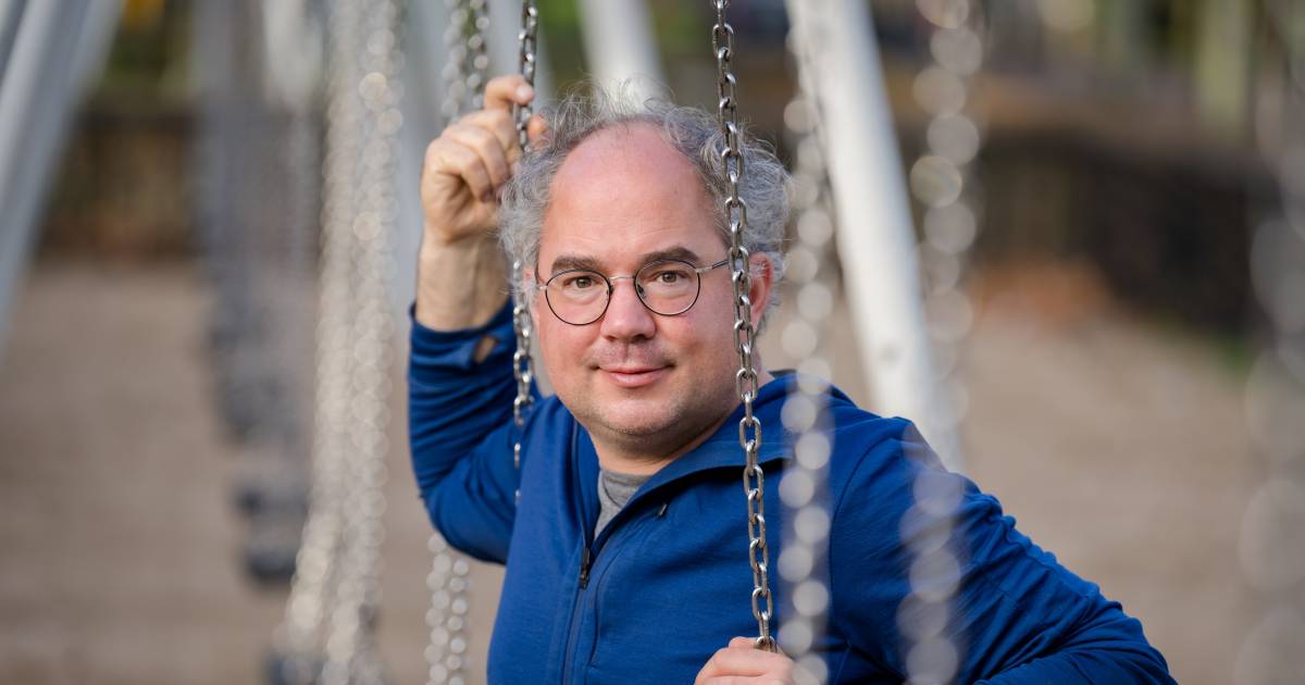 Schrijver Arjen ziet hoe armen uit de wijken worden gejaagd ...