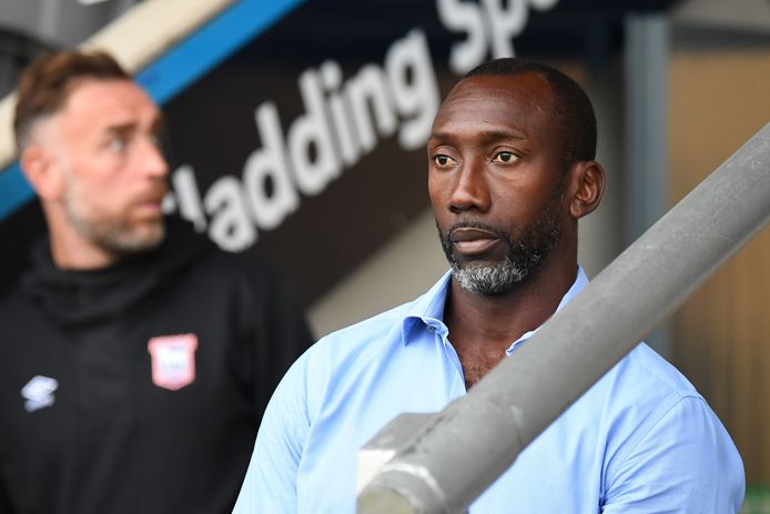 Jimmy Floyd Hasselbaink stapt op bij Burton Albion: ‘Het is tijd voor ...