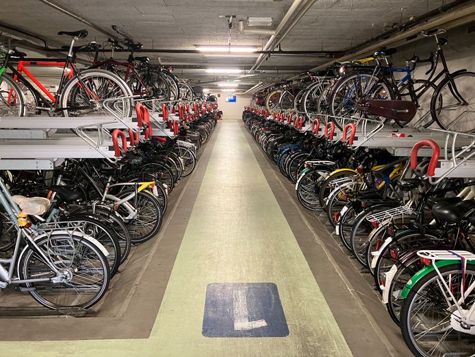 Tekort aan bewaakte fietsenstalling bij Eindhoven Centraal: tijdelijke ...