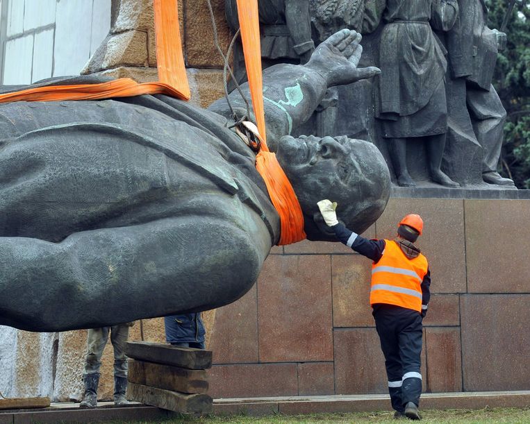 Grootste standbeeld van Lenin in Oekraïne van zijn sokkel gehaald