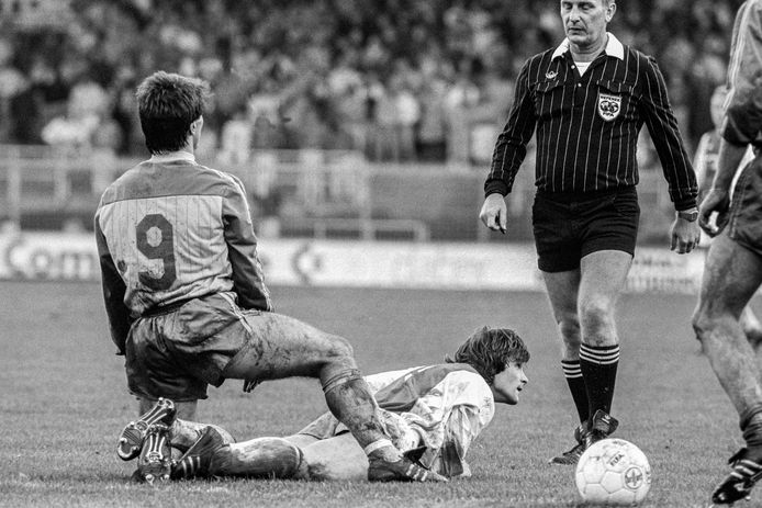 Gerard Geurds (1939-2024) ademde arbitrage: ‘Knipoog, kwinkslag en ...