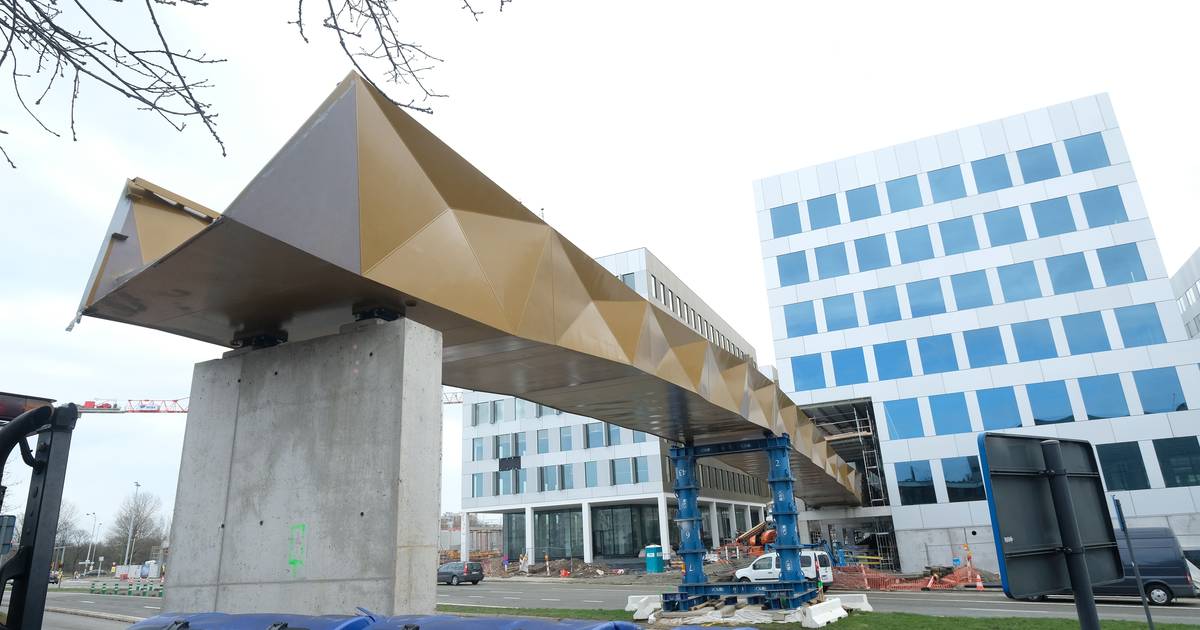 Dit is ze dan: nieuwe voetgangersbrug tussen Berchem Station en Post X ...