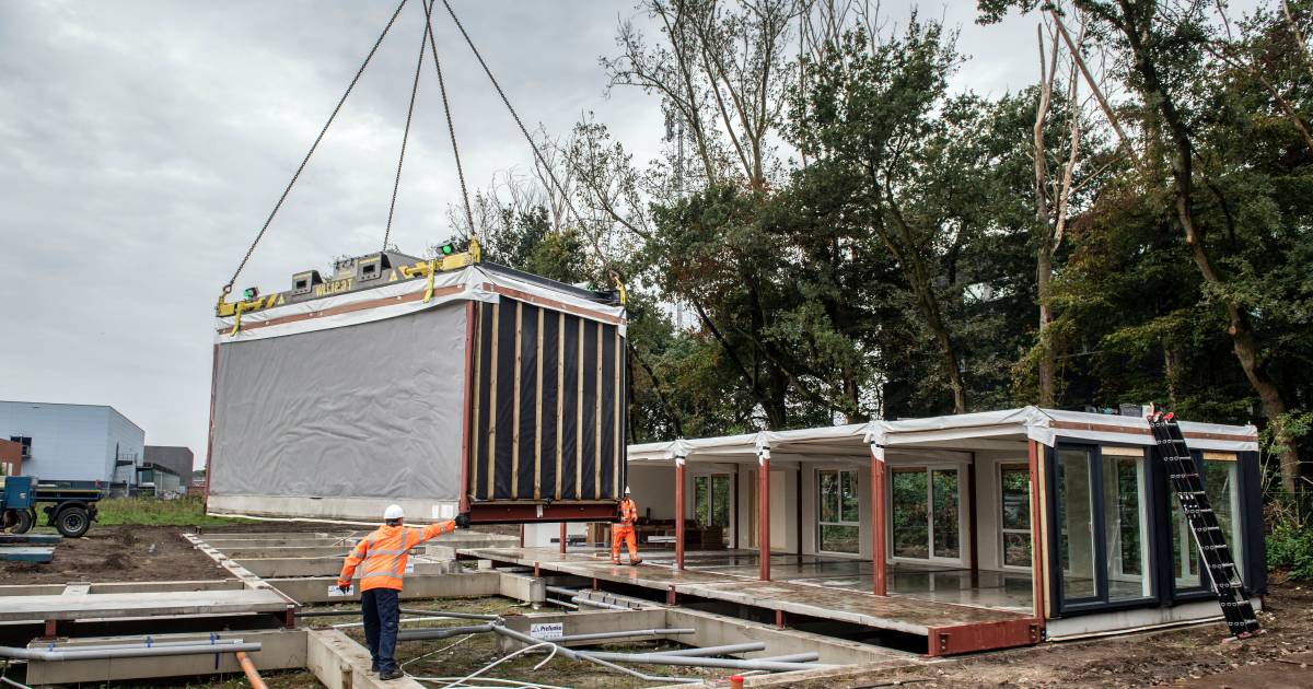 Zo staan ze nog in de fabriek, zo staan ze in Tilburg: honderd huisjes komend voorjaar al ...