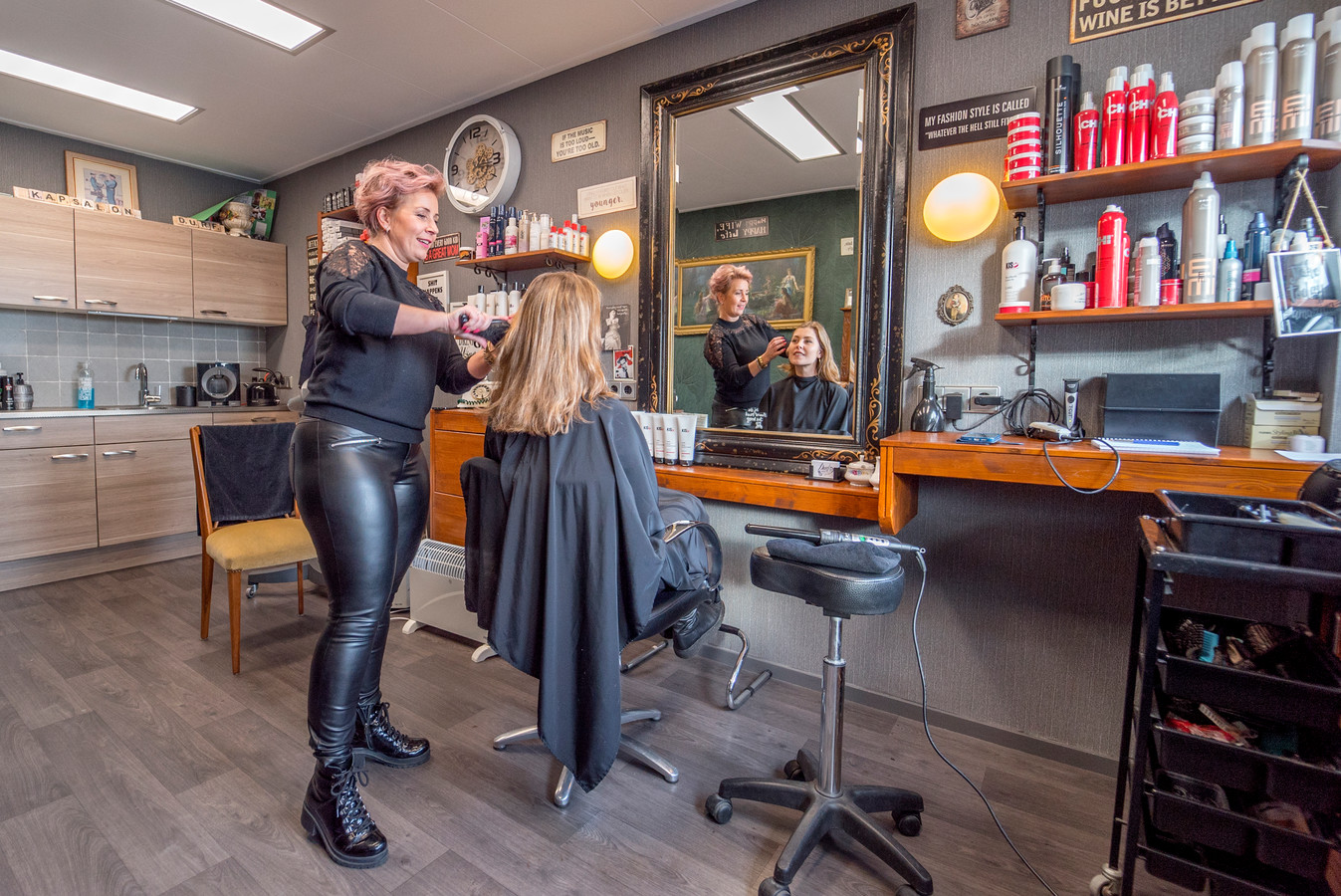 Kapper Manon (43) knipt niet alleen klanten, maar coacht ze ook: ‘Wie ...