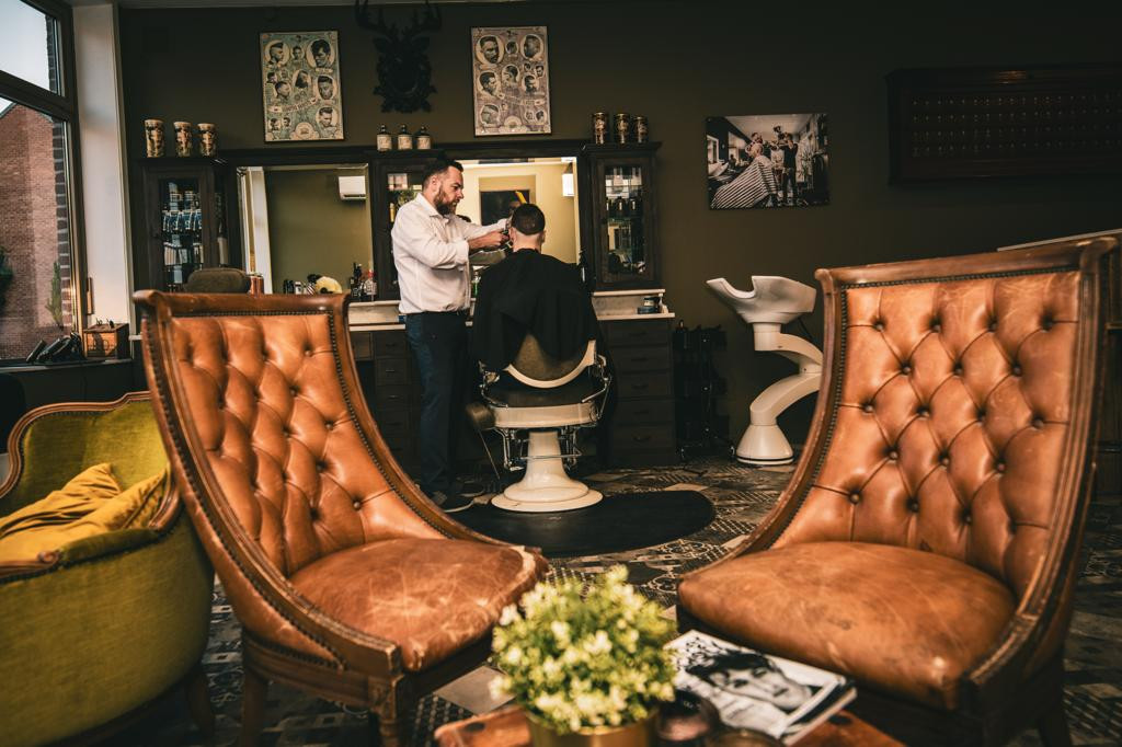 NET OPEN. Ronald (40) en Kaat (38) brengen met ‘The Barber’ leven in ...