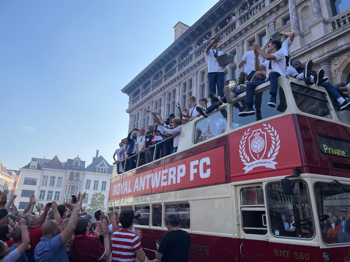 SUPPORTERSBLOG ANTWERP KAMPIOEN. Antwerp-spelers verlaten Grote Markt ...