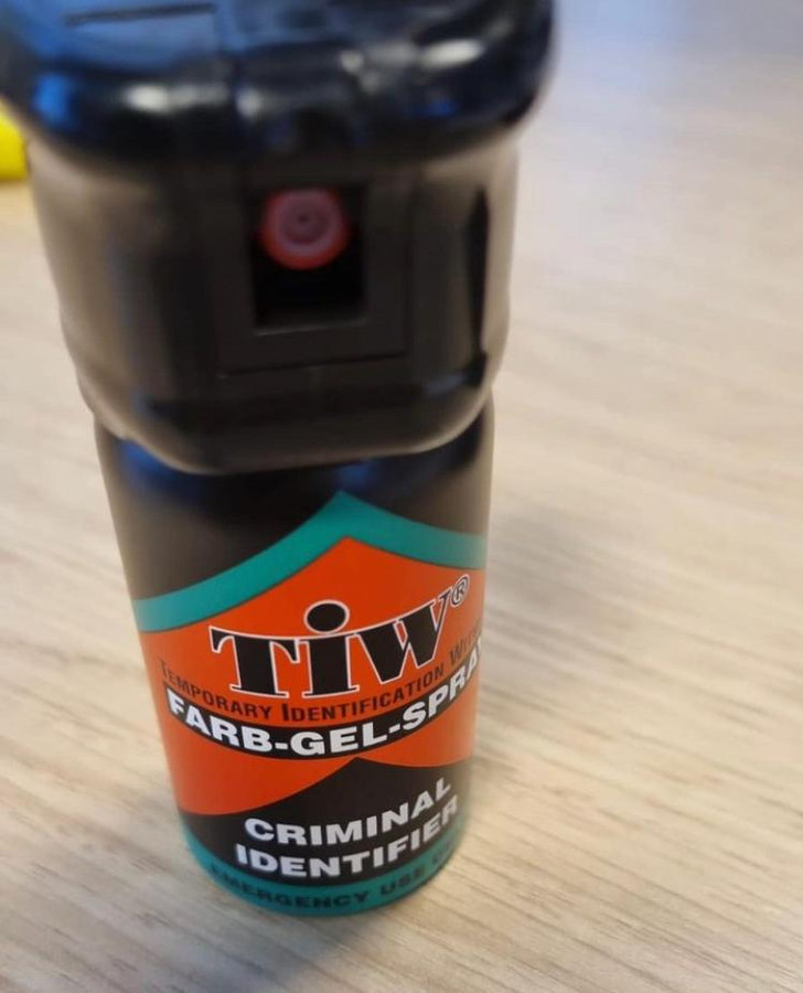 Twee rode gezichten: is het bloed, rode verf of allebei? ‘Was op z'n ...