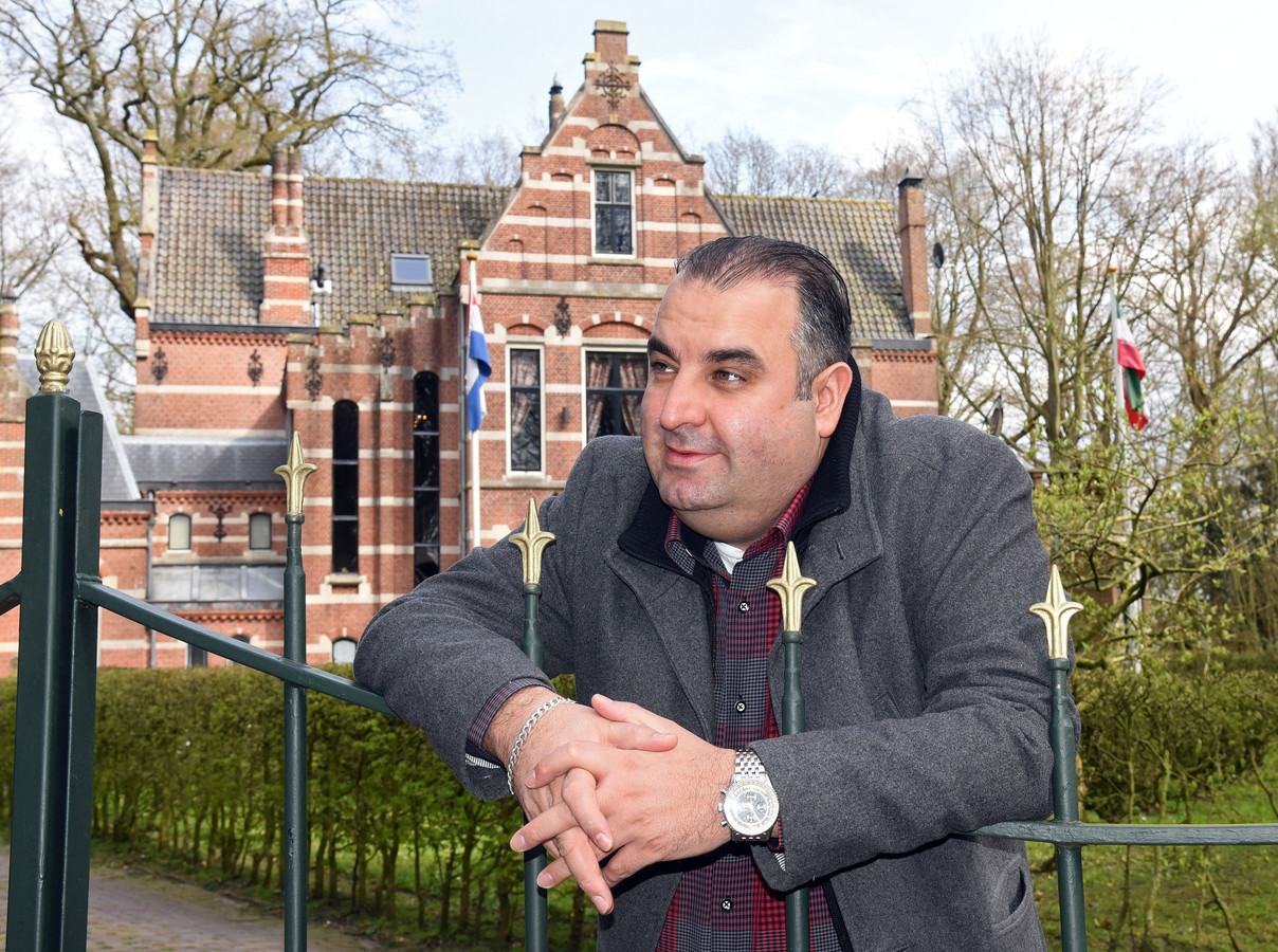 Miljonair Salar Azimi zat als asielzoeker op tribune toen Iran van VS ...