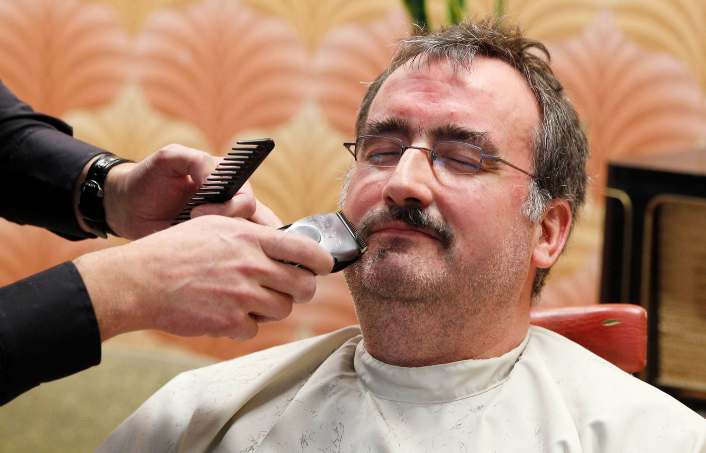 Radiomaker Koen Fillet laat protestbaard afscheren | Foto | hln.be