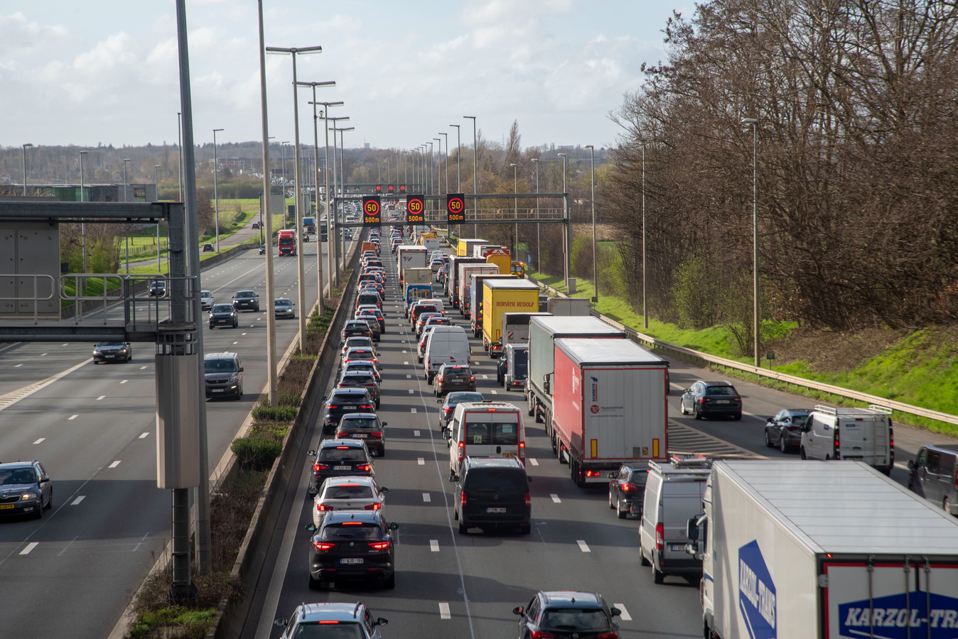 Ruim half uur file op E40 richting Leuven vanaf Evere: rijstrook ... Ruim half uur file op E40 richting Leuven vanaf Evere: rijstrook ...