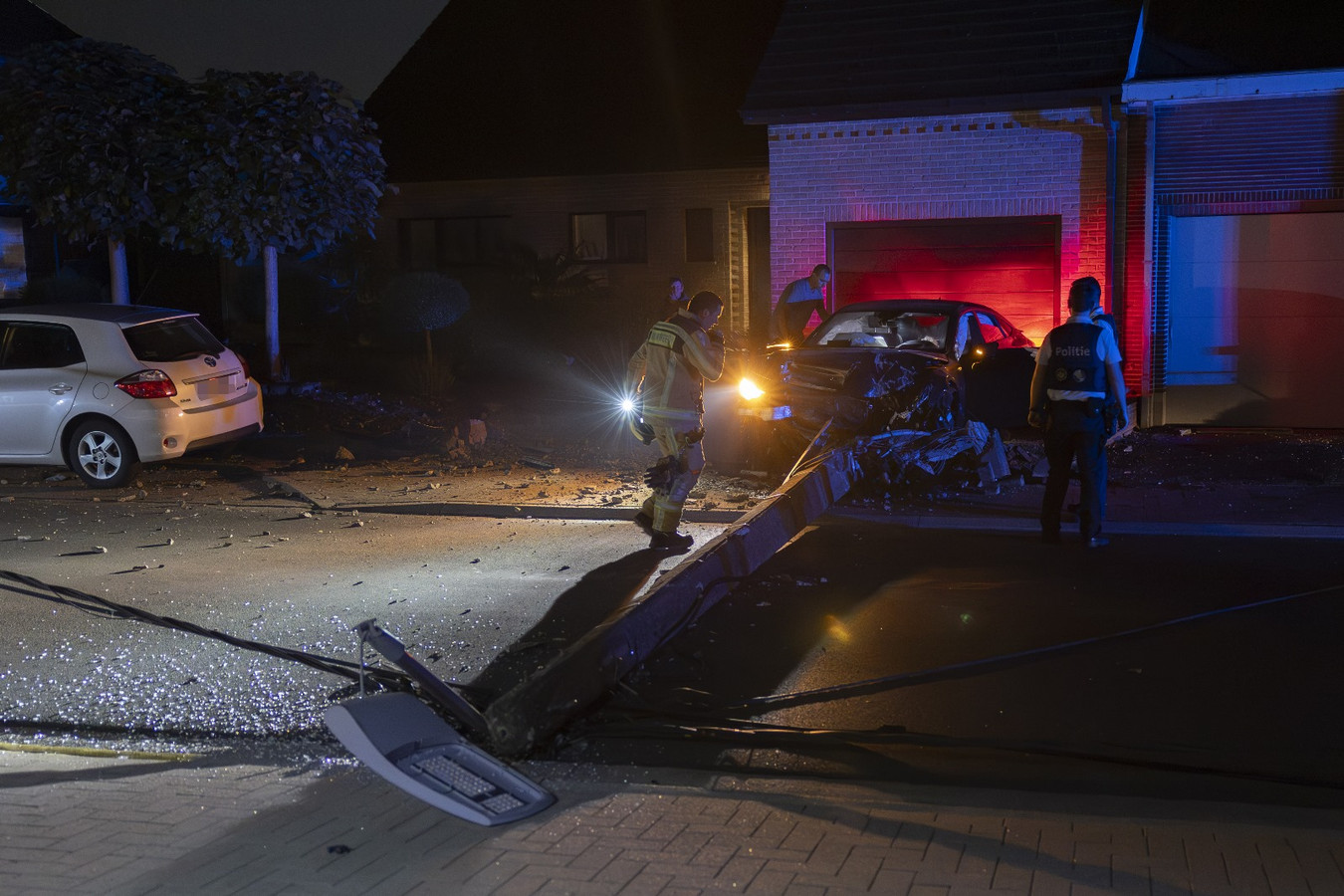 Bestuurder mist bocht en richt ravage aan in Ressegemstraat | Foto | hln.be Bestuurder mist bocht en richt ravage aan in Ressegemstraat | Foto | hln.be