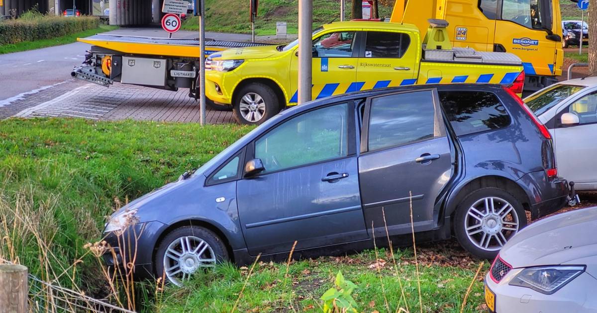 Auto in greppel in Amersfoort, eigenaar nergens te bekennen - AD - Oozo.nl