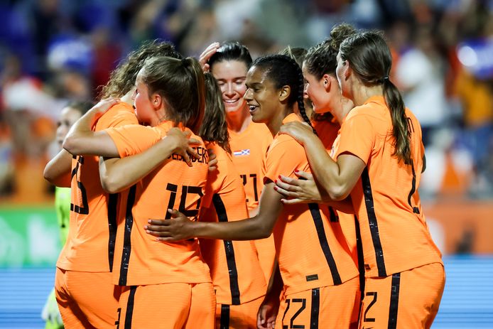 Debutante Fenna Kalma helpt Oranje Leeuwinnen aan zege in eerste ...