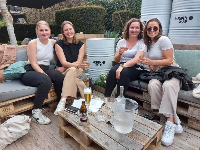 Heropening terrassen lokt Poperingenaars uit hun kot | Poperinge | hln.be