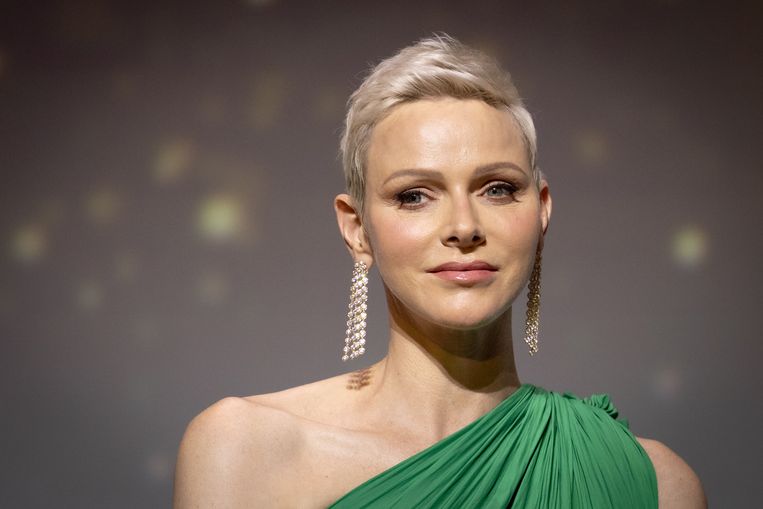 Prinses Charlene van Monaco betreedt de rode loper in groene ...