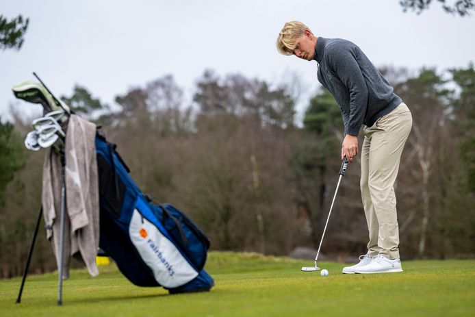 Golfer Hidde van Breukelen slaat de bal waar hij hem wil hebben, 260 ...