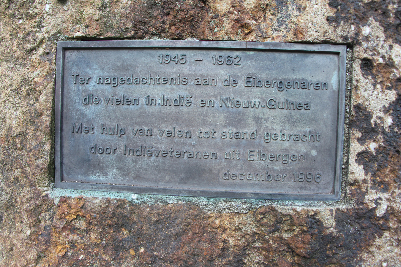 Bloemen bij Indiëmonument in Eibergen ter herdenking einde WOII: ‘In de ...