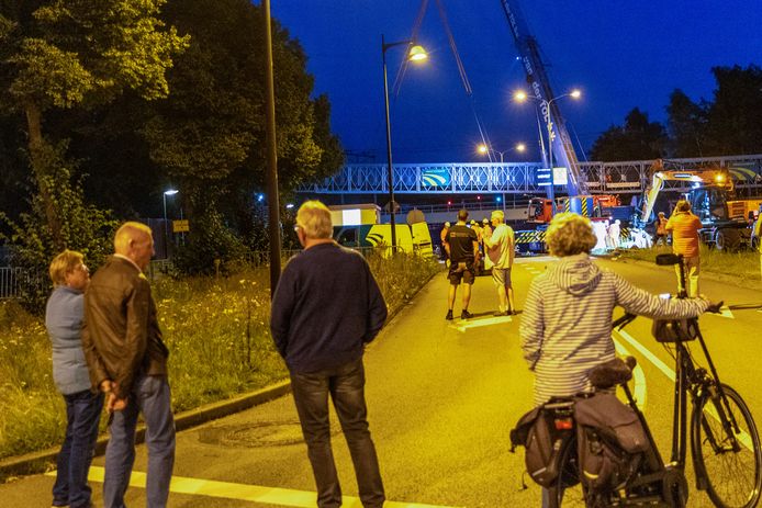 Nachtelijke ‘heisa’ langs het kanaal: veelbesproken loopbrug Apeldoorn ...