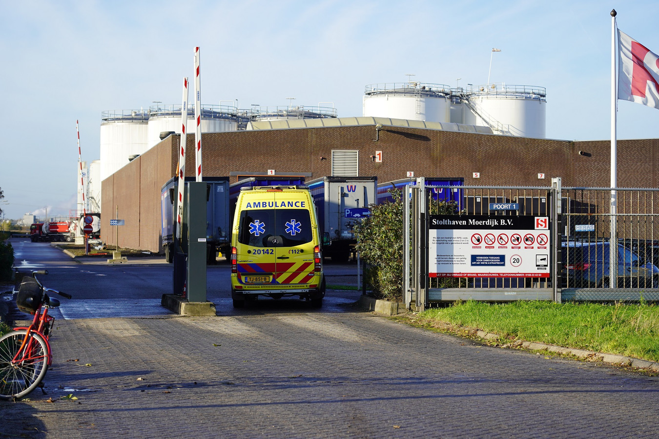 Acht mensen in ziekenhuis door damp zeer giftige stof bij chemisch ...