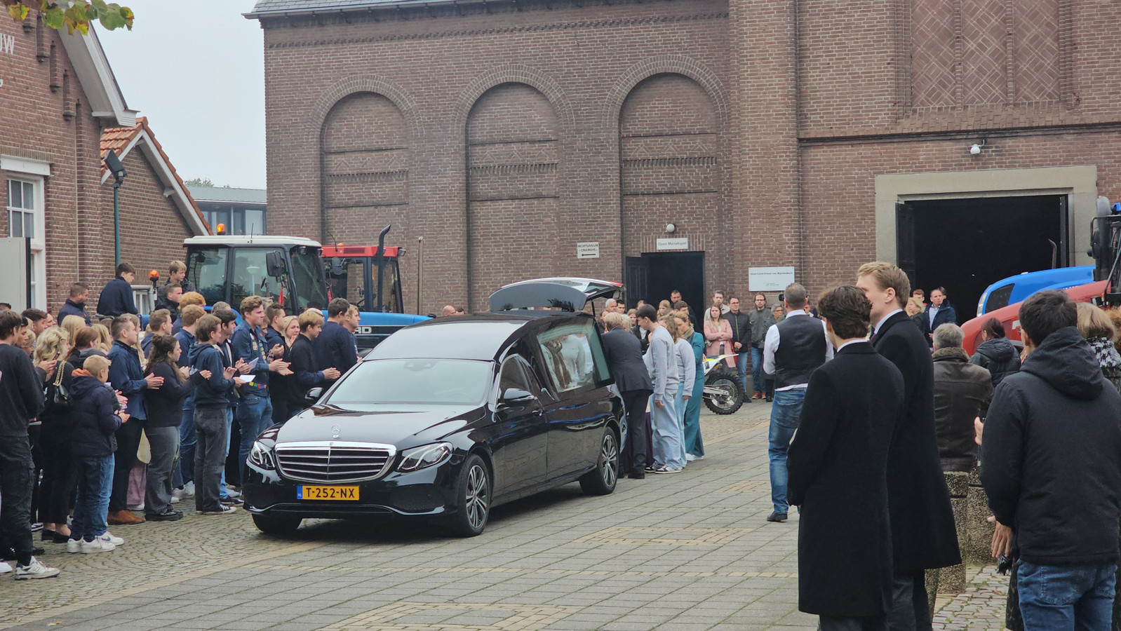 Tractors en brommers begeleiden Dylan Elias (15) naar laatste ...