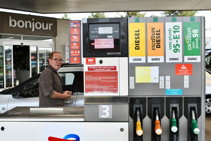 200 meter aanschuiven voor goedkopere Franse tankbeurt: “Als de ...