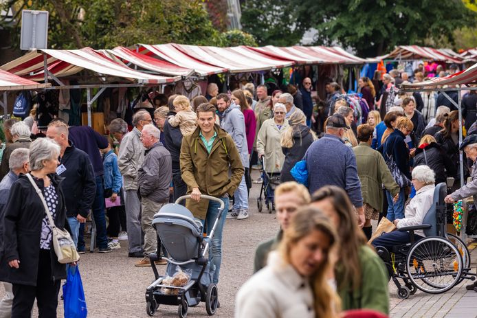 Bijna 250 kramen op jaarmarkt Wijk en Aalburg | Altena | bd.nl