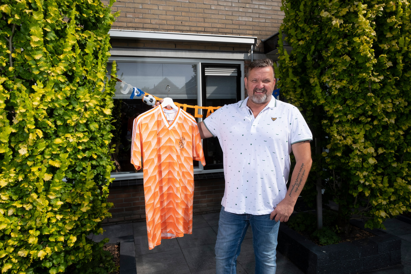 Henk uit Wezep heeft één van de beroemdste shirts van Oranje op ...
