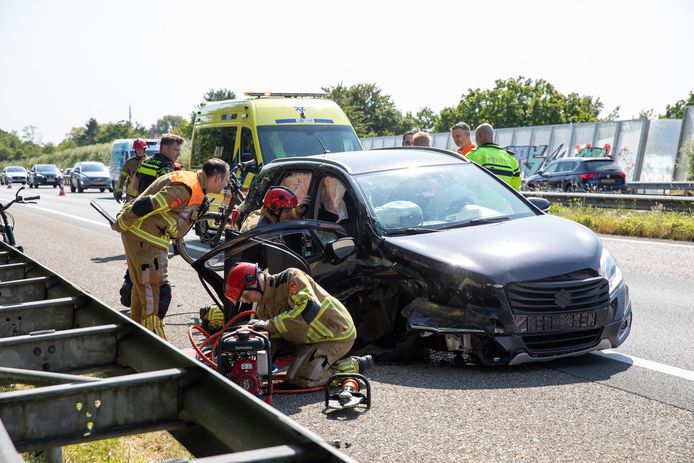 Twee gewonden bij botsing met vangrail op A58 bij Roosendaal | Roosendaal | AD.nl