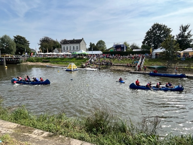 Kanoteams strijden op de Leie tijdens The Battle of Astene Sas | Foto ...