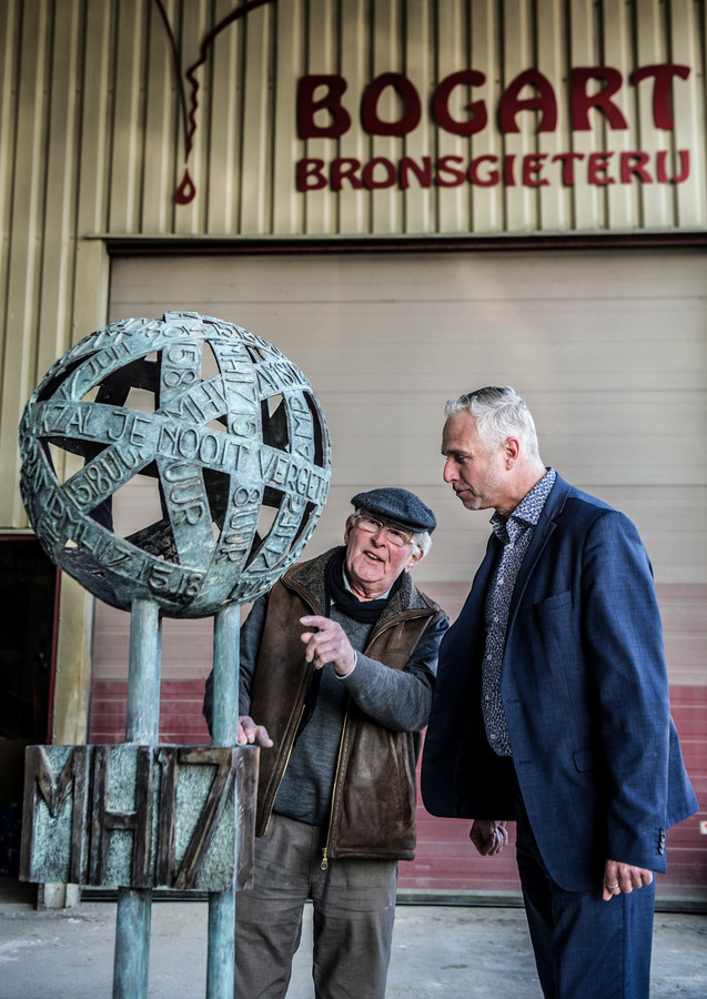 92-jarige kunstenaar MH-17 monument had eerst heel ander plan | Foto ...