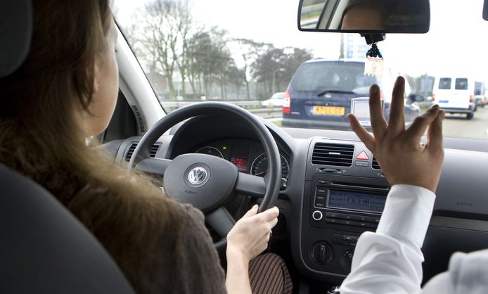 Rijlessen flink duurder: ‘Maar zolang mensen nog een nieuwe iPhone ...