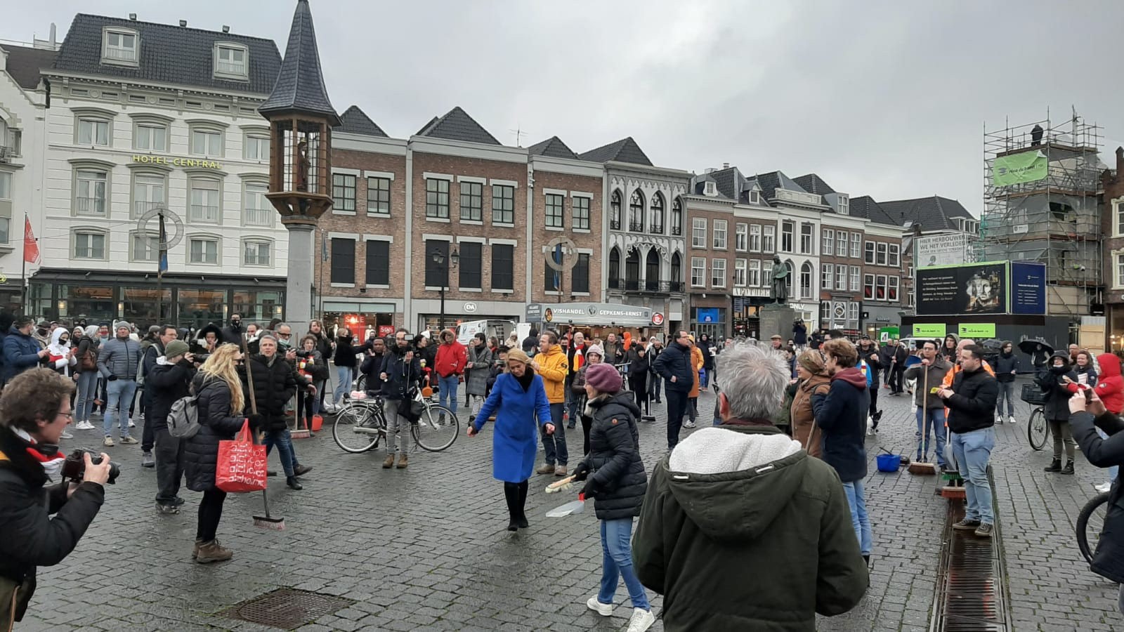 Inwoners van Den Bosch vegen massaal de straat schoon na rellen in de ...