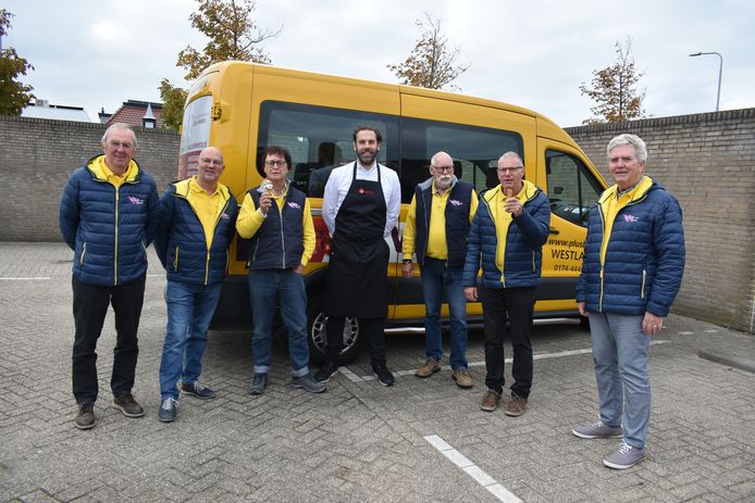 Meester-patissier Hidde de Brabander trakteert vrijwilligers Plusbus op ...