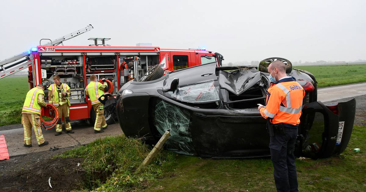 Wéér zware klap op berucht kruispunt: paaltje boort zich door voorruit van wagen | Hooglede | hln.be