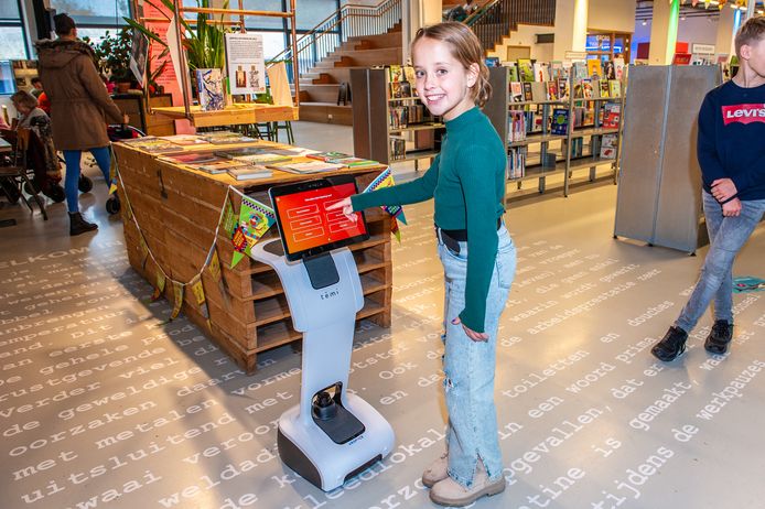 Op zoek naar een boek? Zoevend tussen de boekenkasten door wijst robot ...