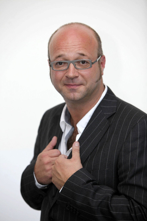 Zanger en presentator Bart Van den Bossche overleden | Foto | hln.be