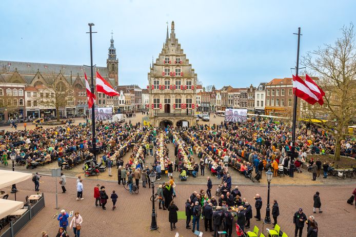Duizenden mensen smullen van gratis paasontbijt op de Markt in Gouda ...