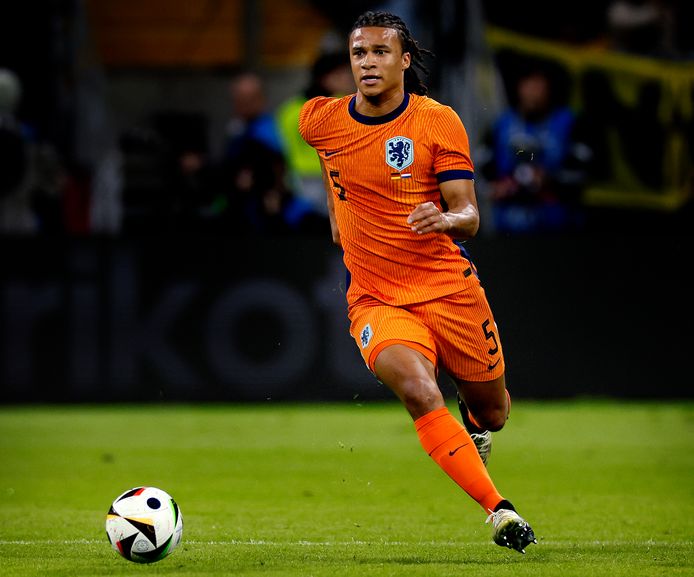 Ronald Koeman wijst Nathan Aké aan als tweede aanvoerder Oranje, ook ...