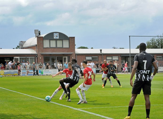 Strijd om FC Utrecht-goalgetter Douvikas barst nu serieus los ...