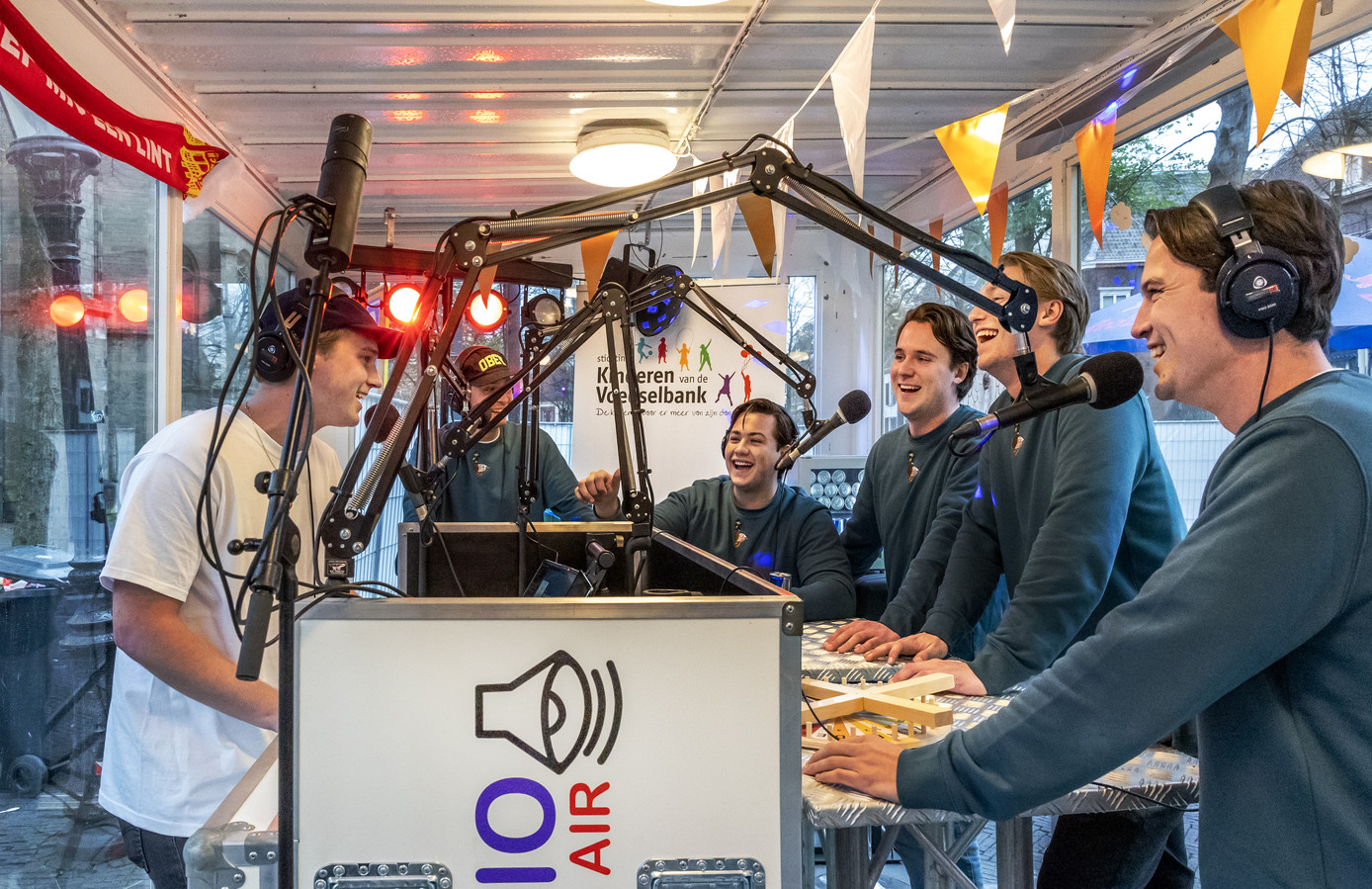 Vijf dagen in een glazen container voor het goede doel: het Utrechtse ...