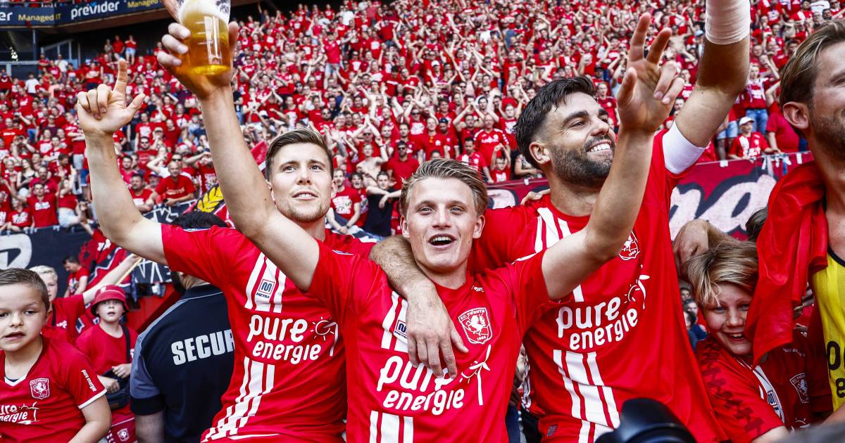 IN BEELD | Supporters en spelers FC Twente vieren het feest samen op de tribune | FC Twente ...