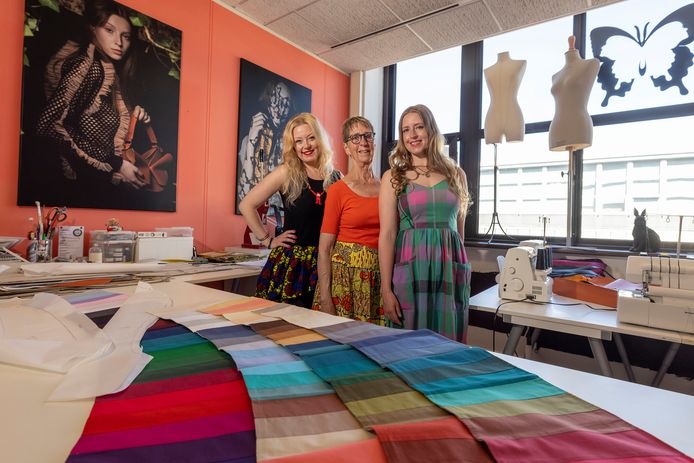 Deze familie maakt kleding op maat tijdens Paris Fashion Week: ‘Bijna ...