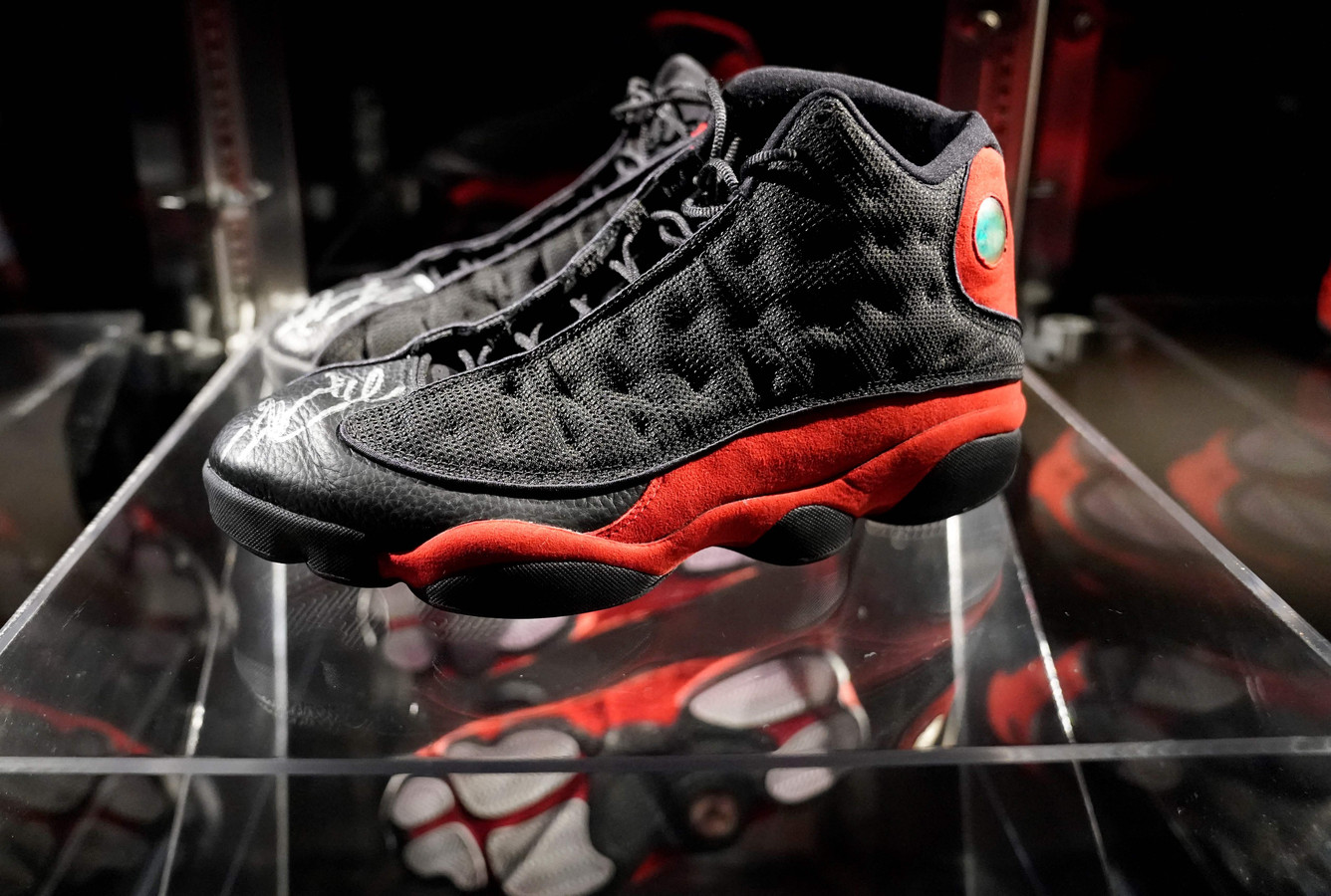 Duurste sportschoenen ooit: Michael Jordan ziet zwart-rode Nike Air ...