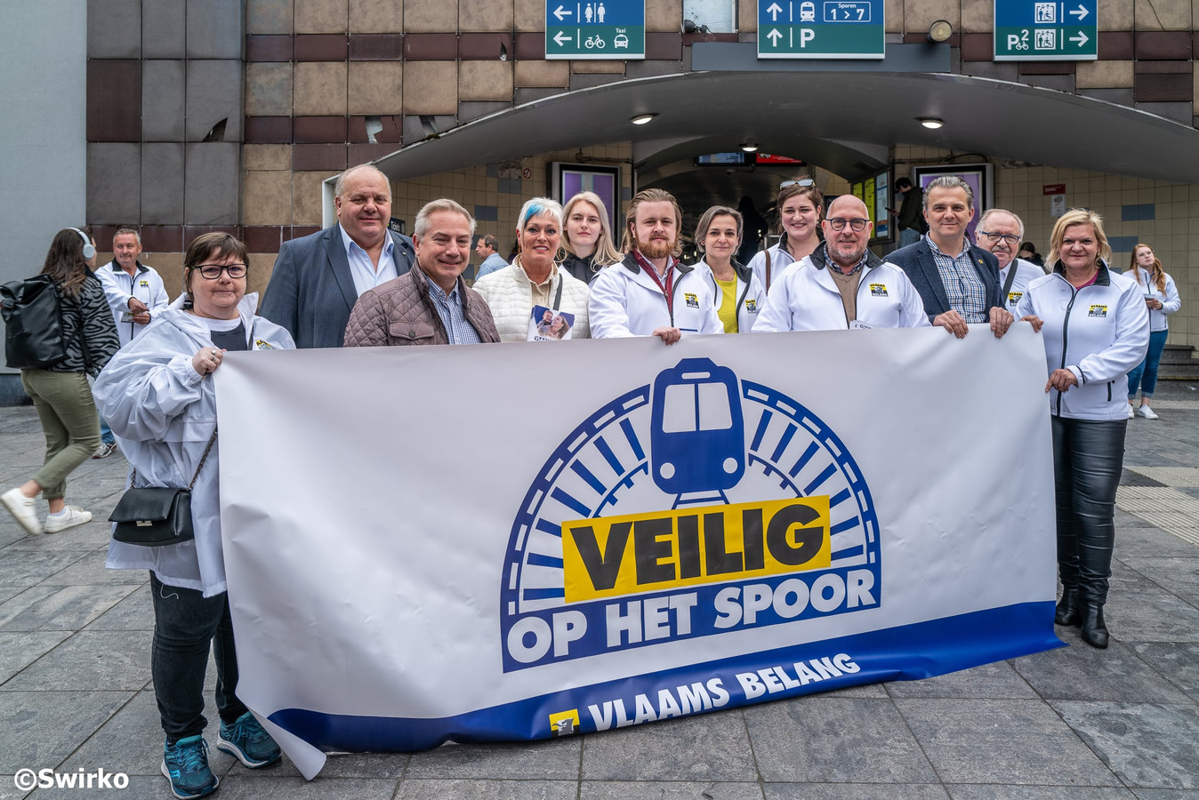 Vlaams Belang voert actie na vechtpartijen aan station van Aalst, burgemeester bijt van zich af ...