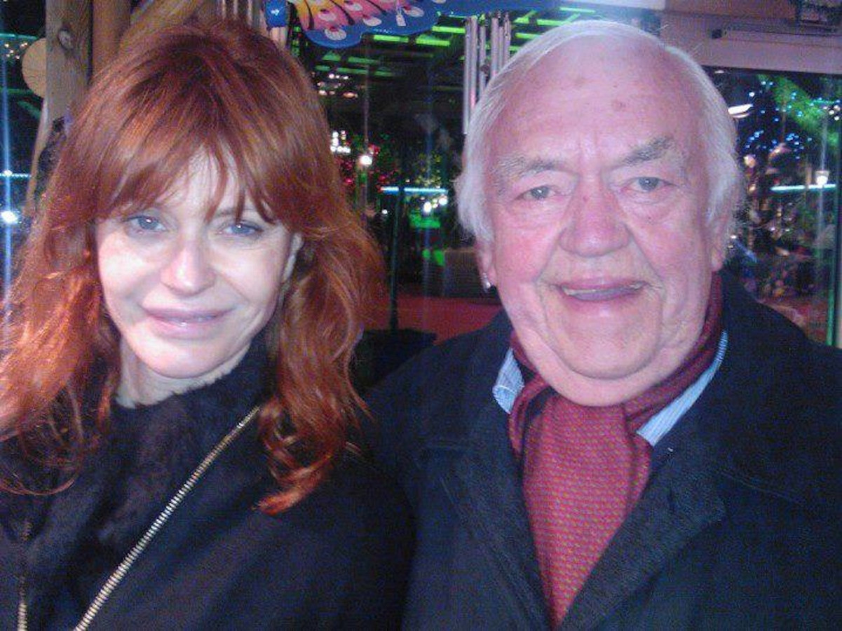 Bomvolle kerk neemt afscheid van Roland Demal, de papa van Axelle Red ...