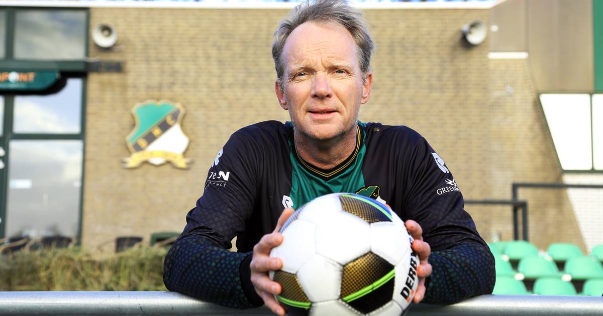 René (53) kreeg een appje en speelde even later 90 minuten in eerste ...