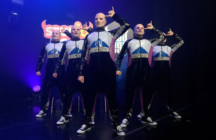 Dansers van Baba Yega onthullen voor het eerst hun ware gelaat ...