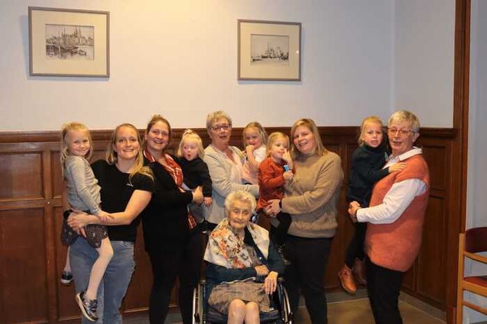 Vier generaties dochters: vijfvoudig viergeslacht in de familie ...